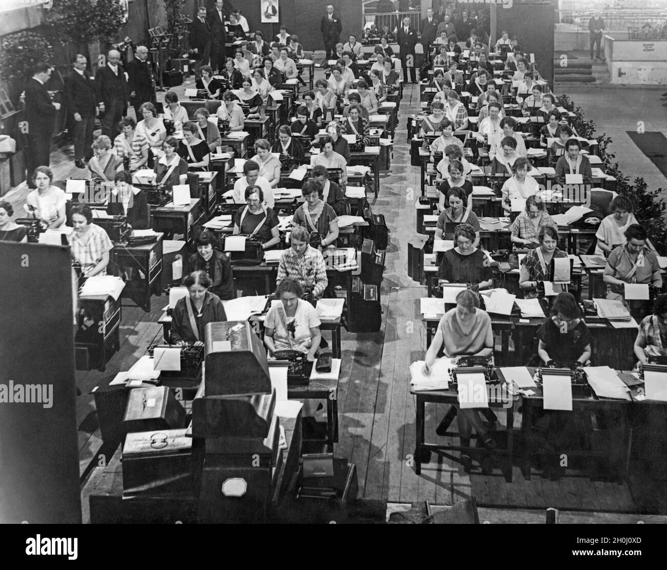 Women typing historical hi-res stock photography and images - Alamy