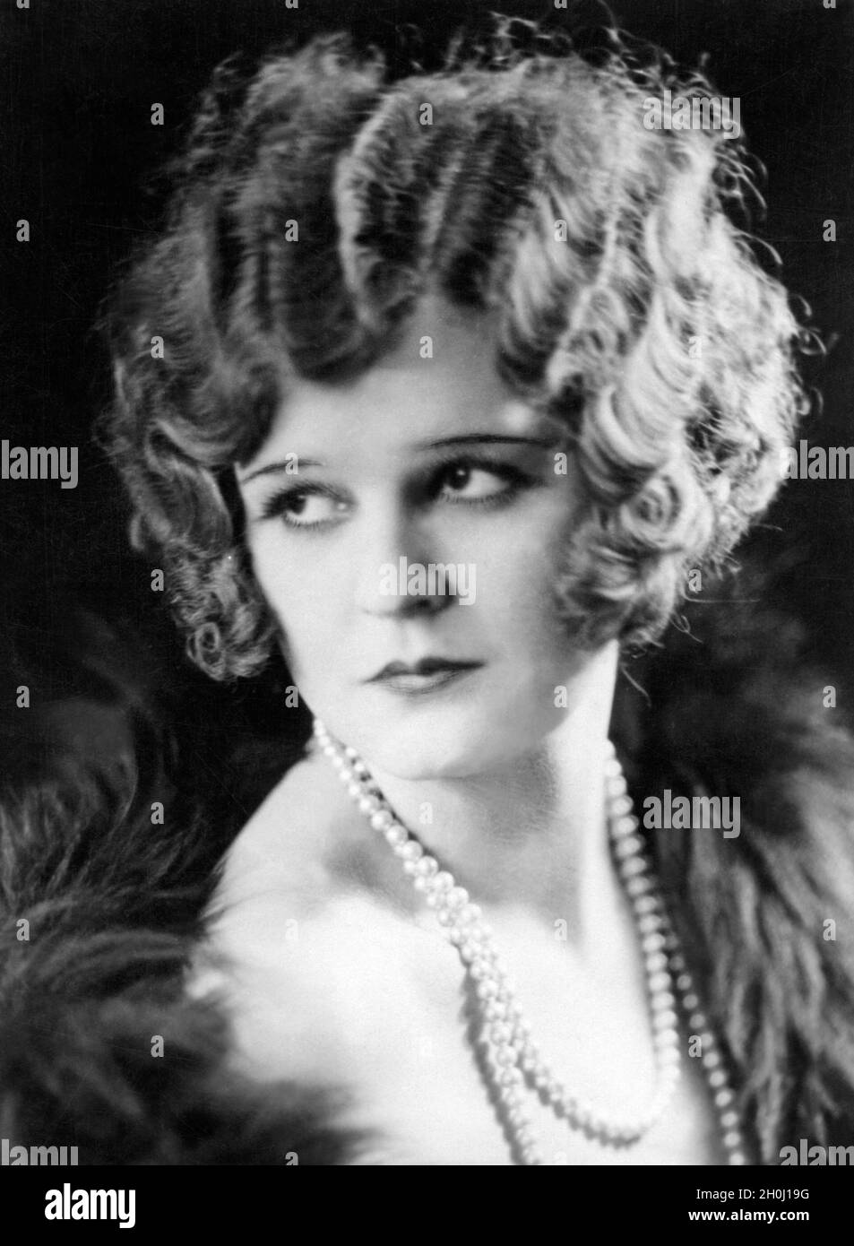 Portrait of Pearl Cramer from the year 1927. [automated translation ...