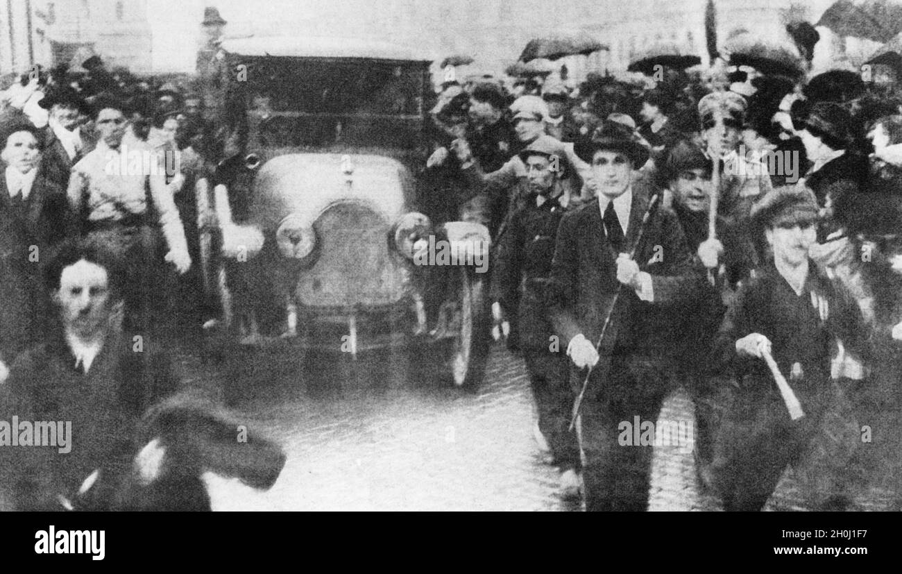 Crowds of mussolini supporters hi-res stock photography and images - Alamy