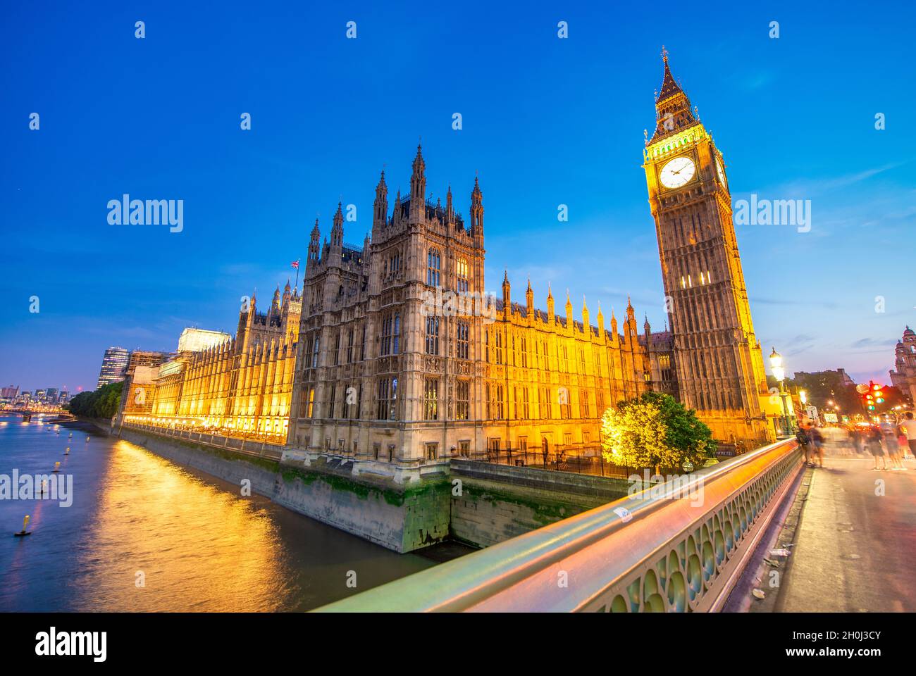 Summer night in london hi-res stock photography and images - Alamy
