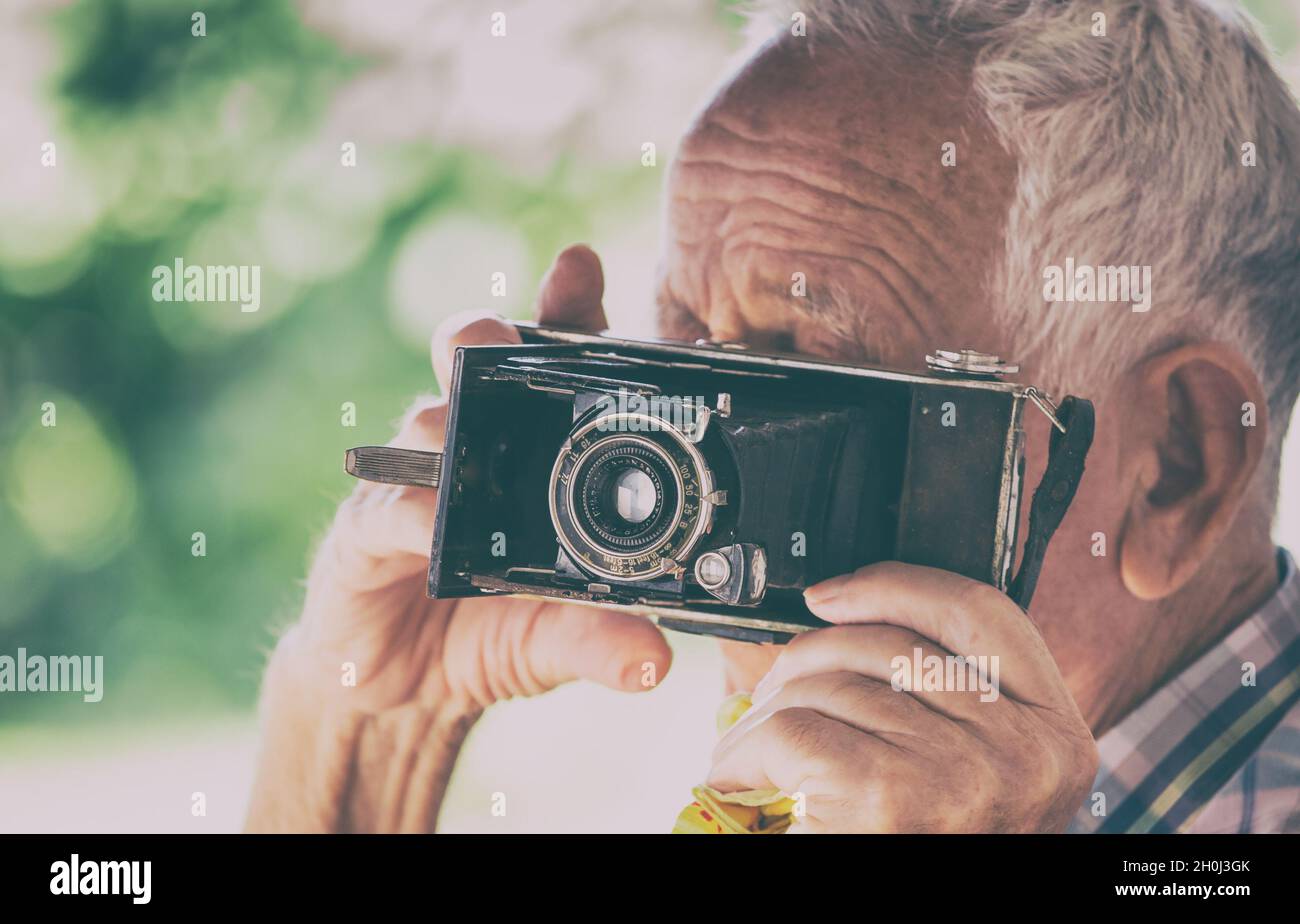 Old analog camera hi-res stock photography and images - Alamy