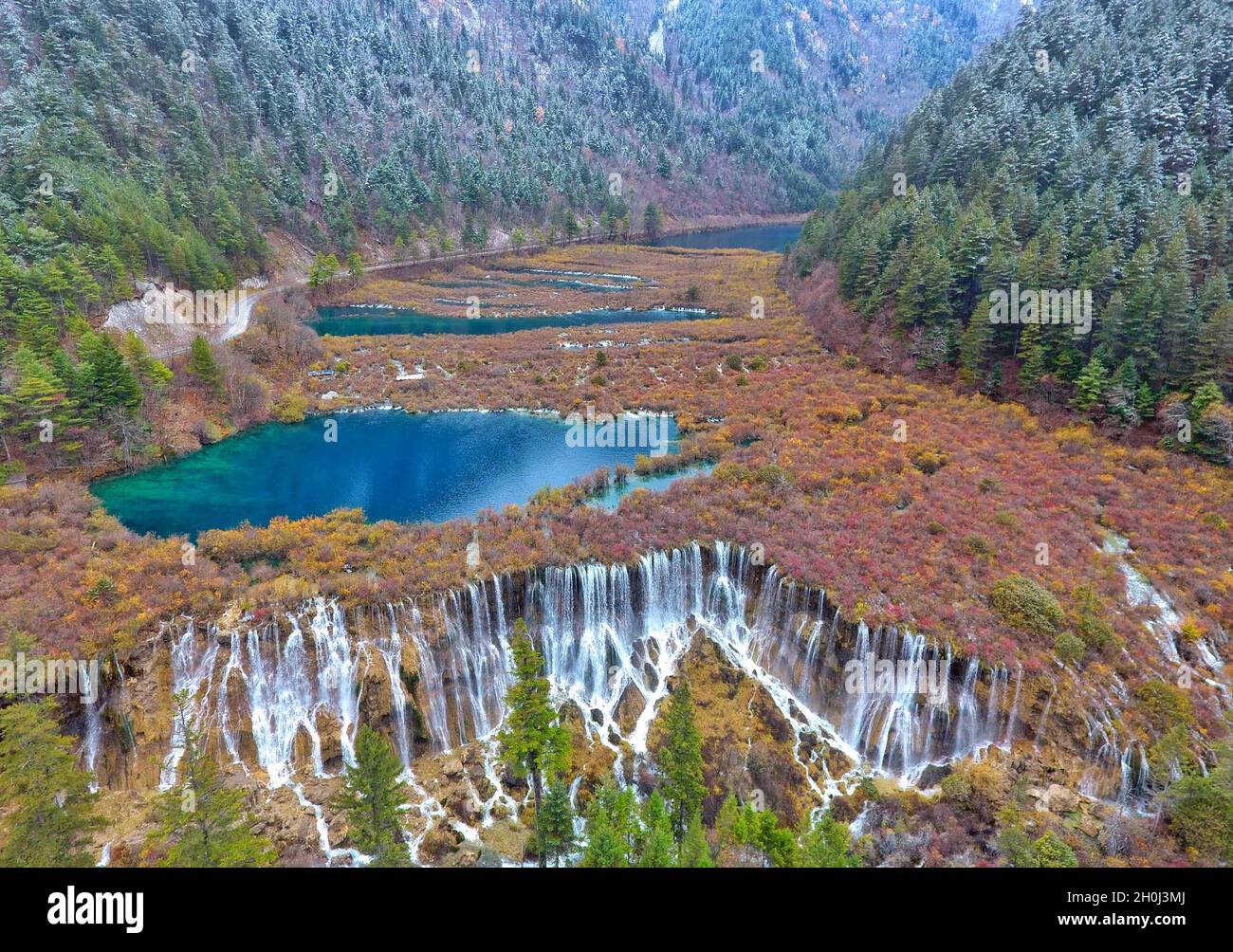 (211013) -- CHENGDU, Oct. 13, 2021 (Xinhua) -- Aerial photo taken on ...
