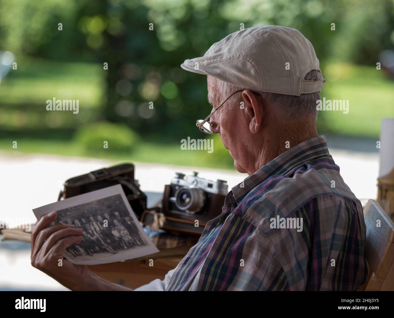 Old photos family hand hi-res stock photography and images - Alamy