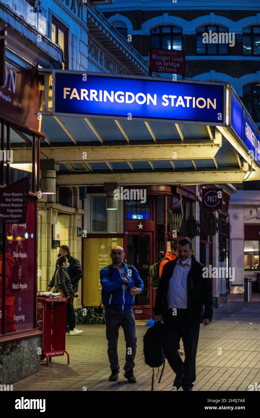 London barbican tube station hi-res stock photography and images - Alamy