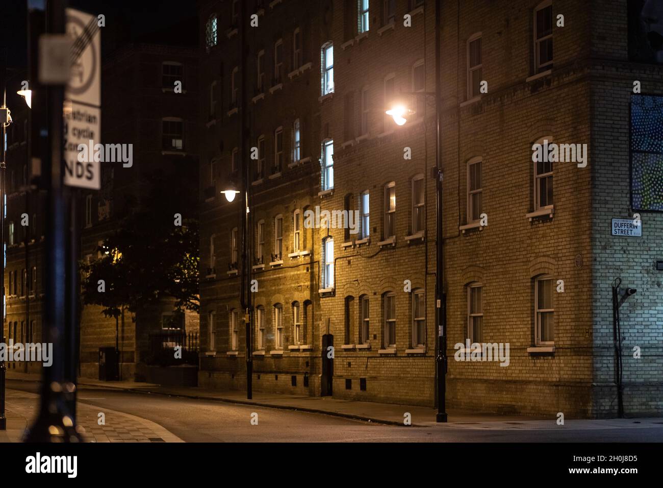 Empty london streets early morning hi-res stock photography and images ...