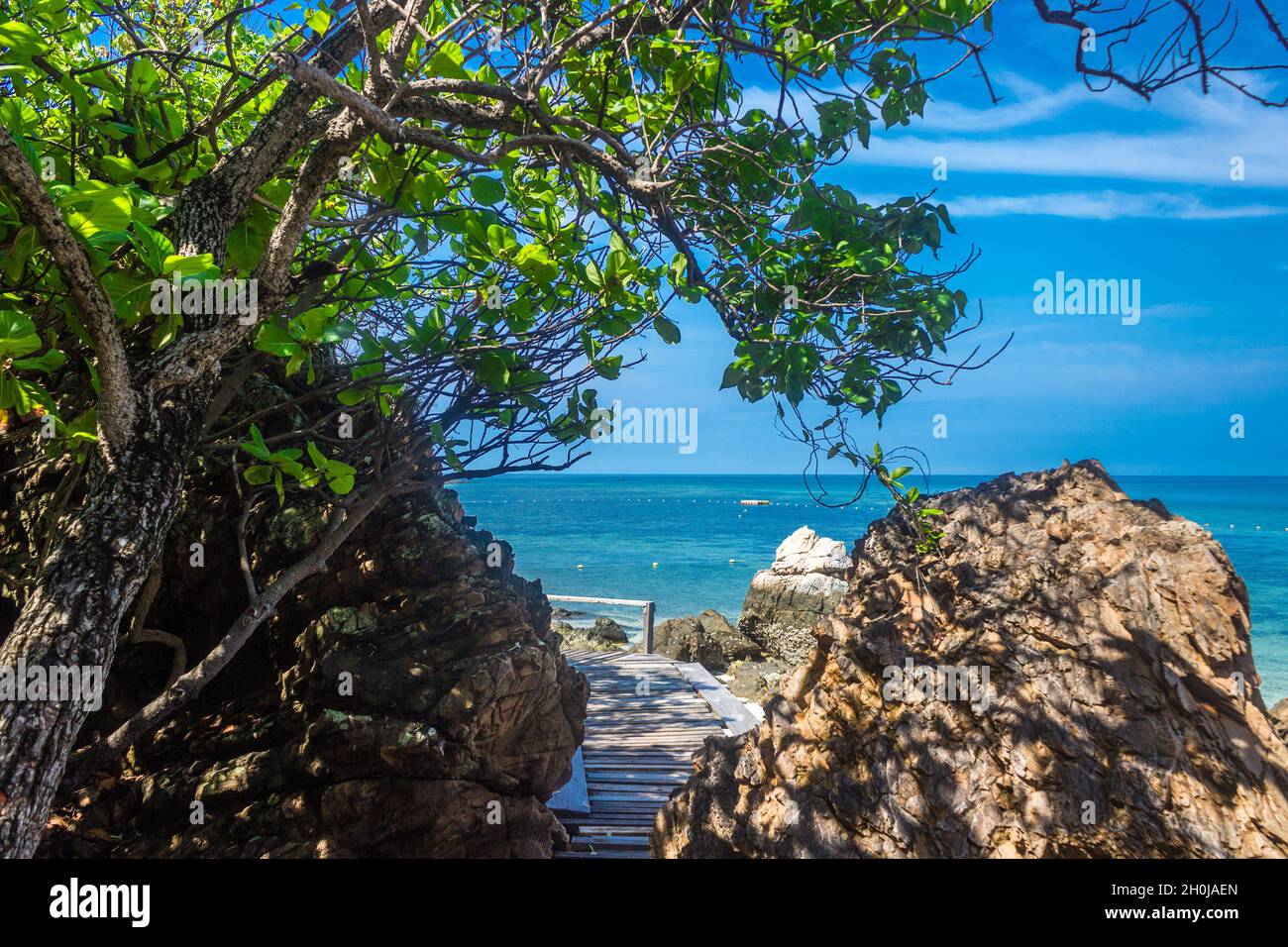 Tropical island rock on the beach with blue sky. Koh kham pattaya ...