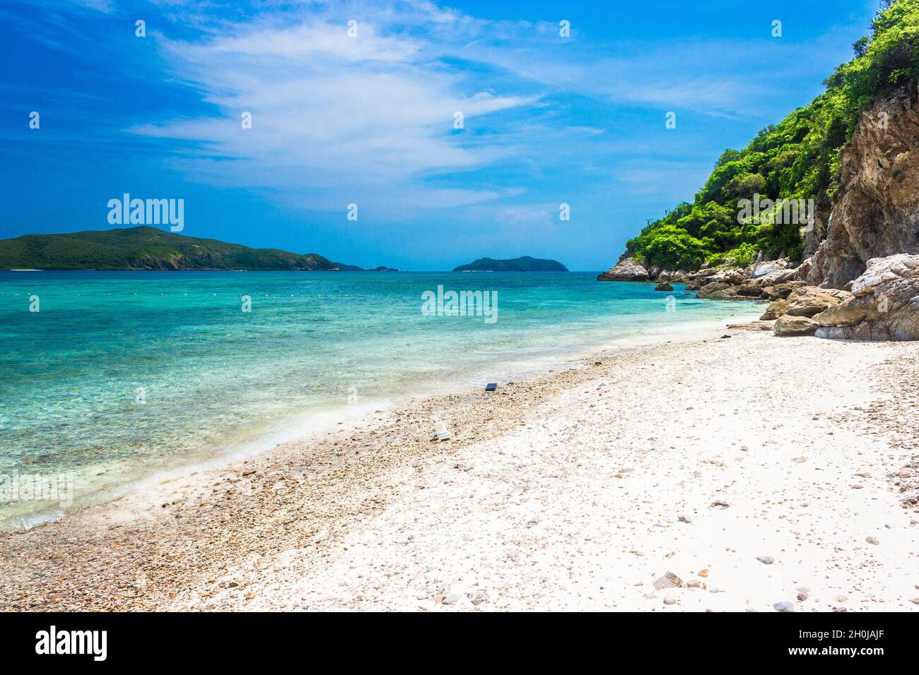 Tropical island rock on the beach with blue sky. Koh kham pattaya ...