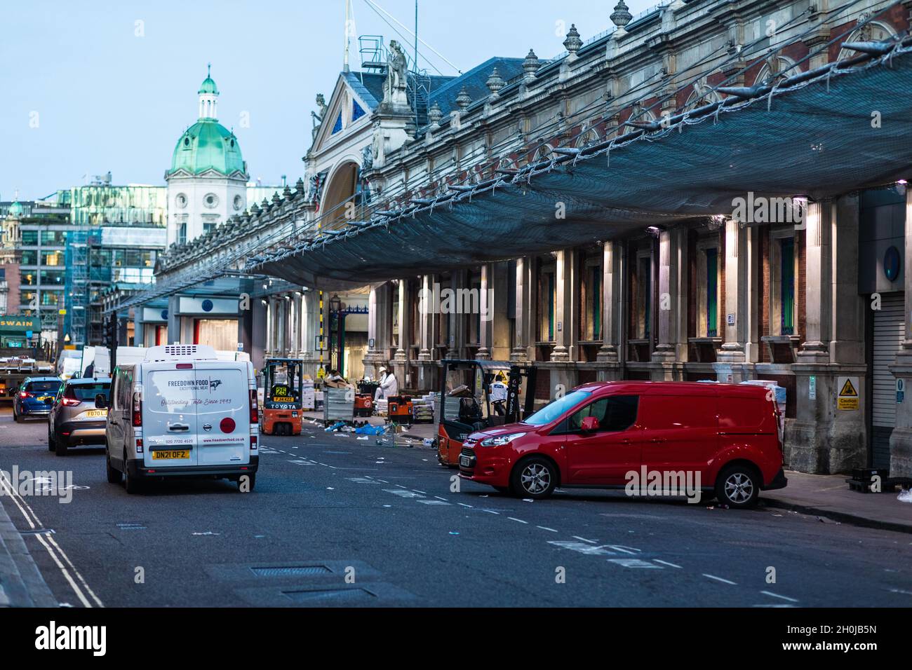 Empty london streets early morning hi-res stock photography and images ...