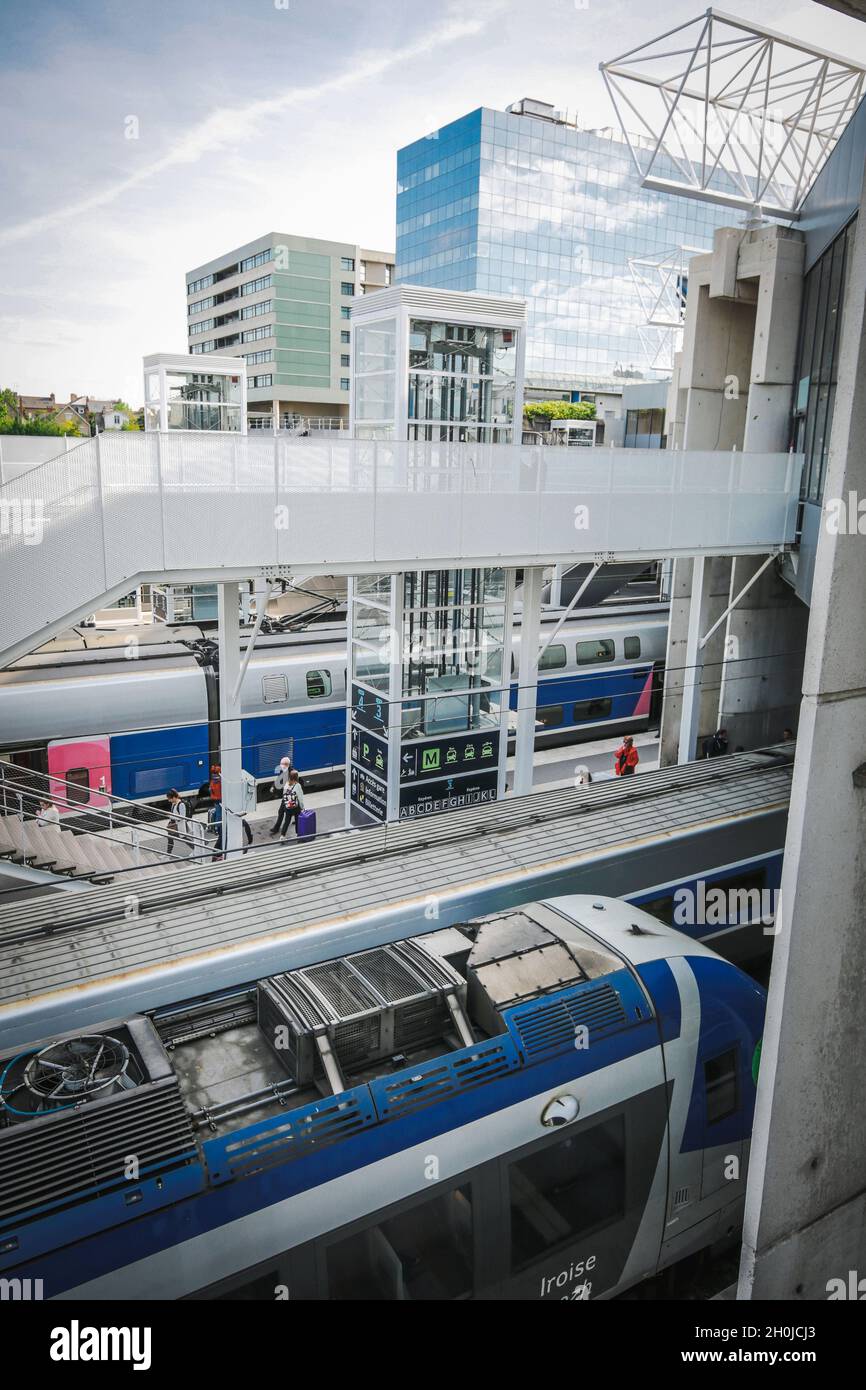 Rennes (Brittany, north western France): trains alongside the platforms ...