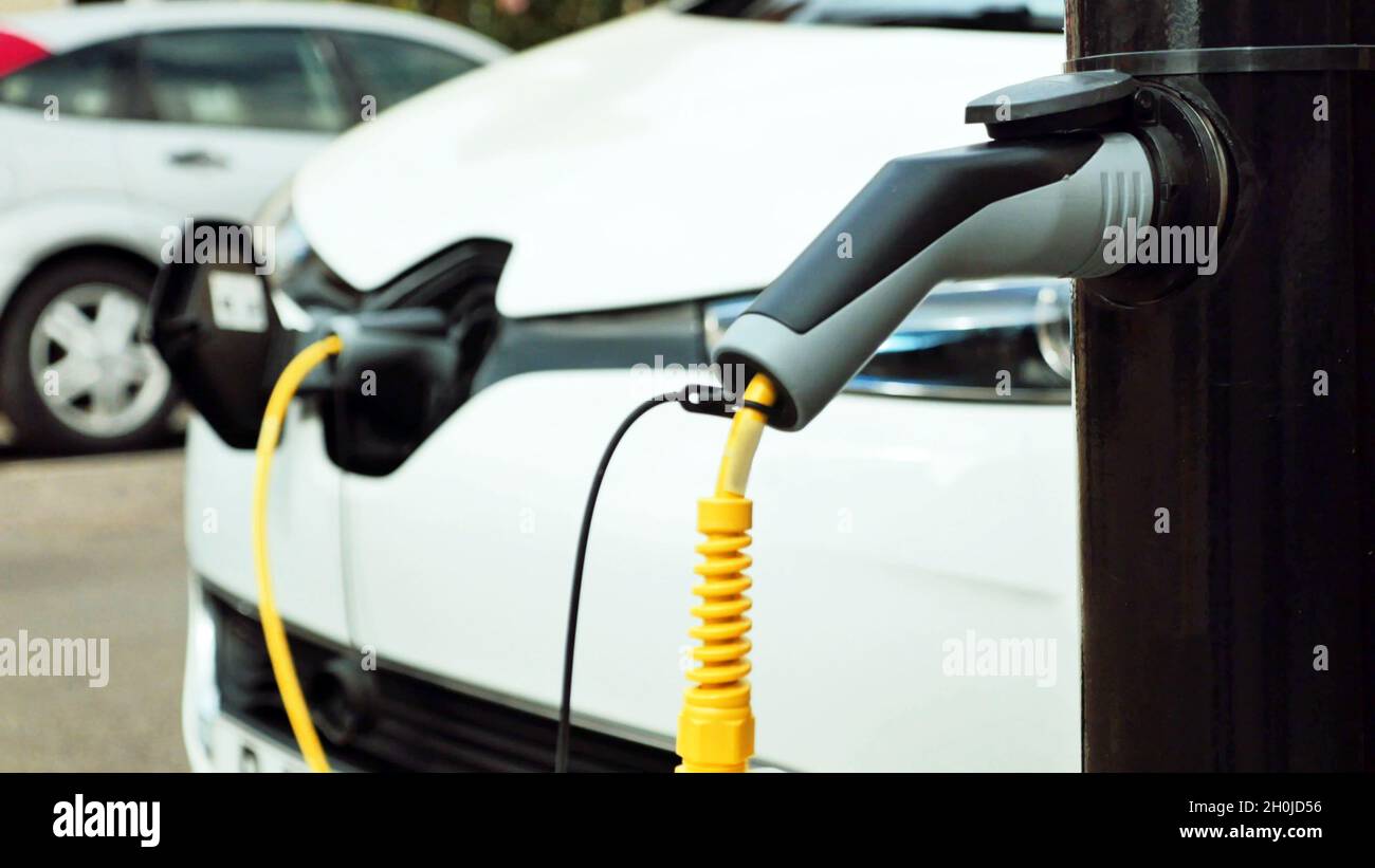 Lamppost electric vehicle charging hi-res stock photography and images ...