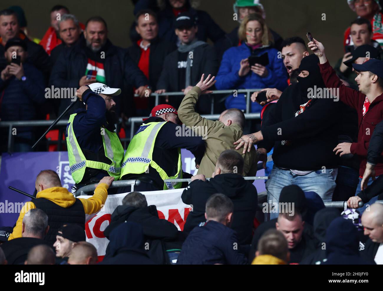 Wembley stadium fight 2021 hi-res stock photography and images - Alamy