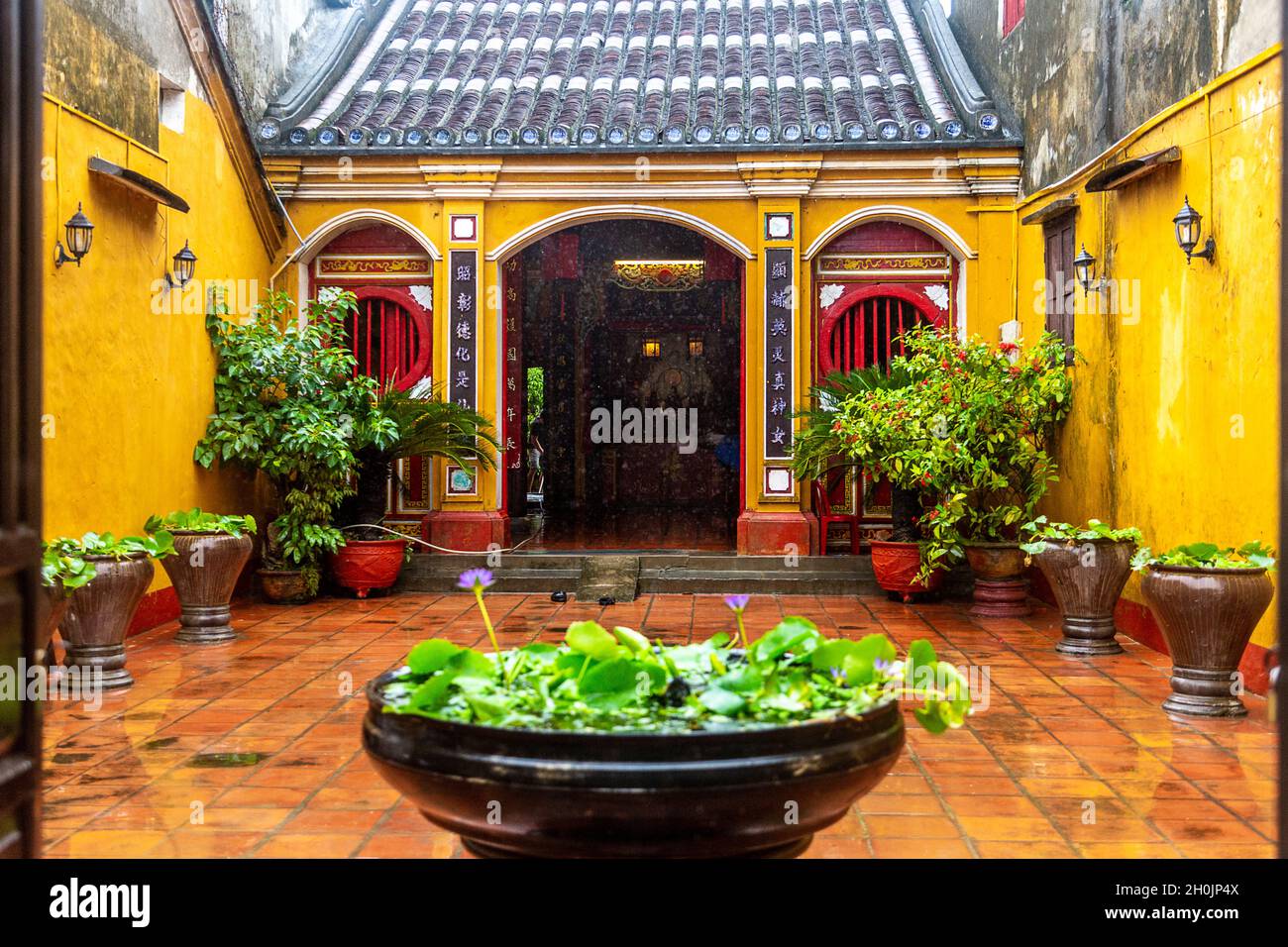 Yellow courtyard hi-res stock photography and images - Alamy