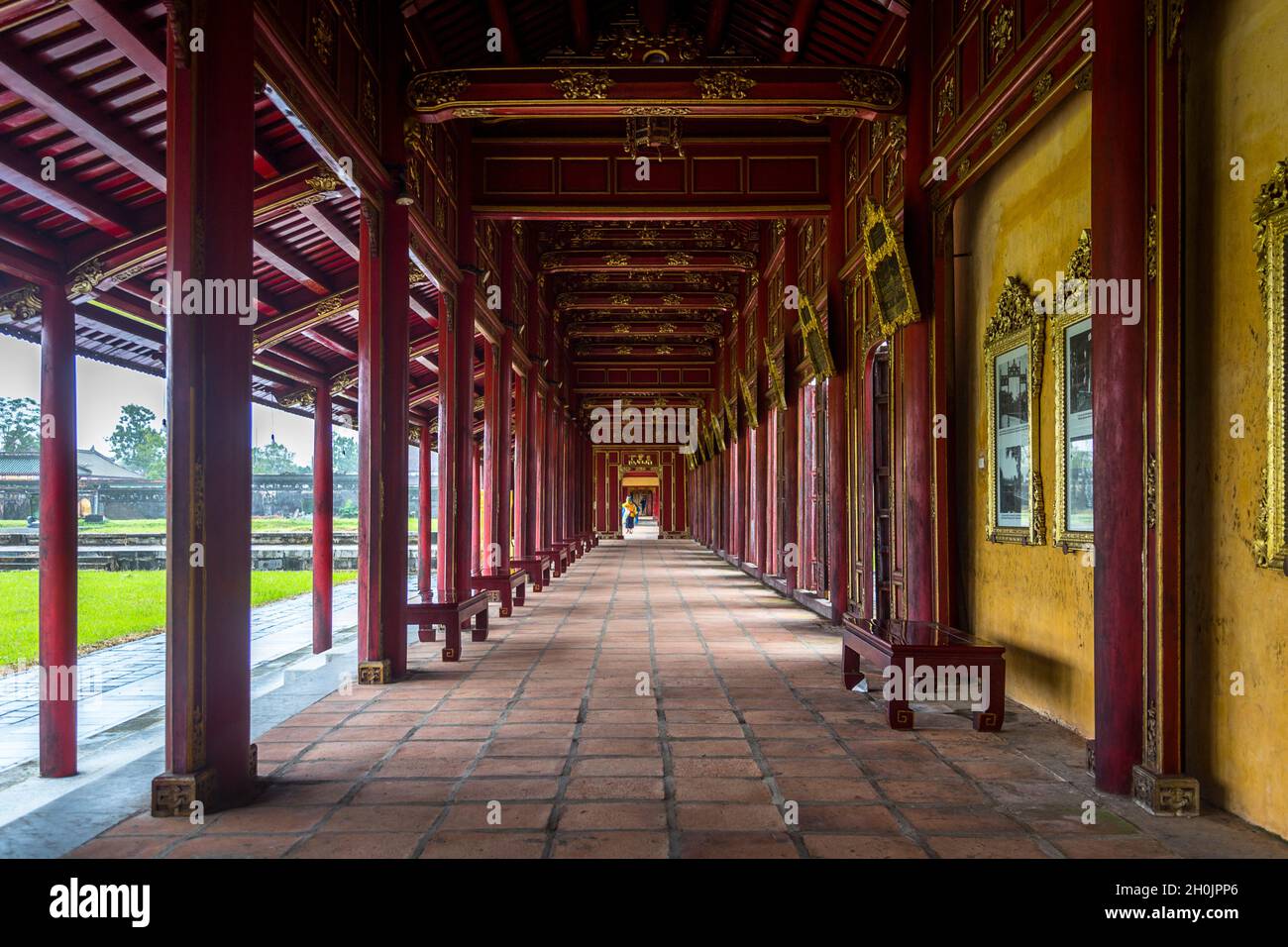 Long hallway doors hi-res stock photography and images - Alamy