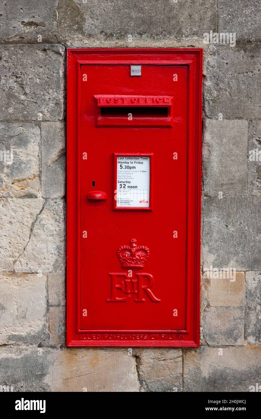 British Royal Mail postbox - Oxford in the United Kingdom Stock Photo ...