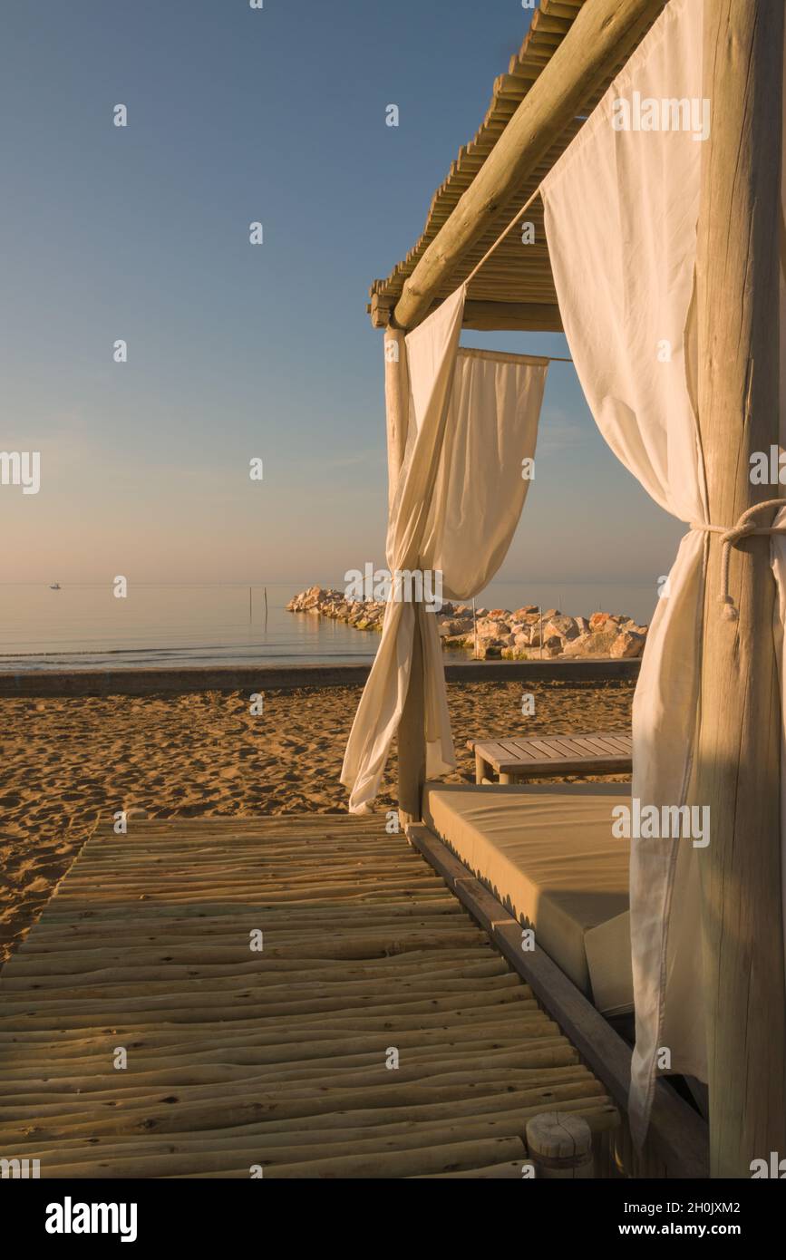 romantic covered lounger with white linen on the beach by the sea Stock ...