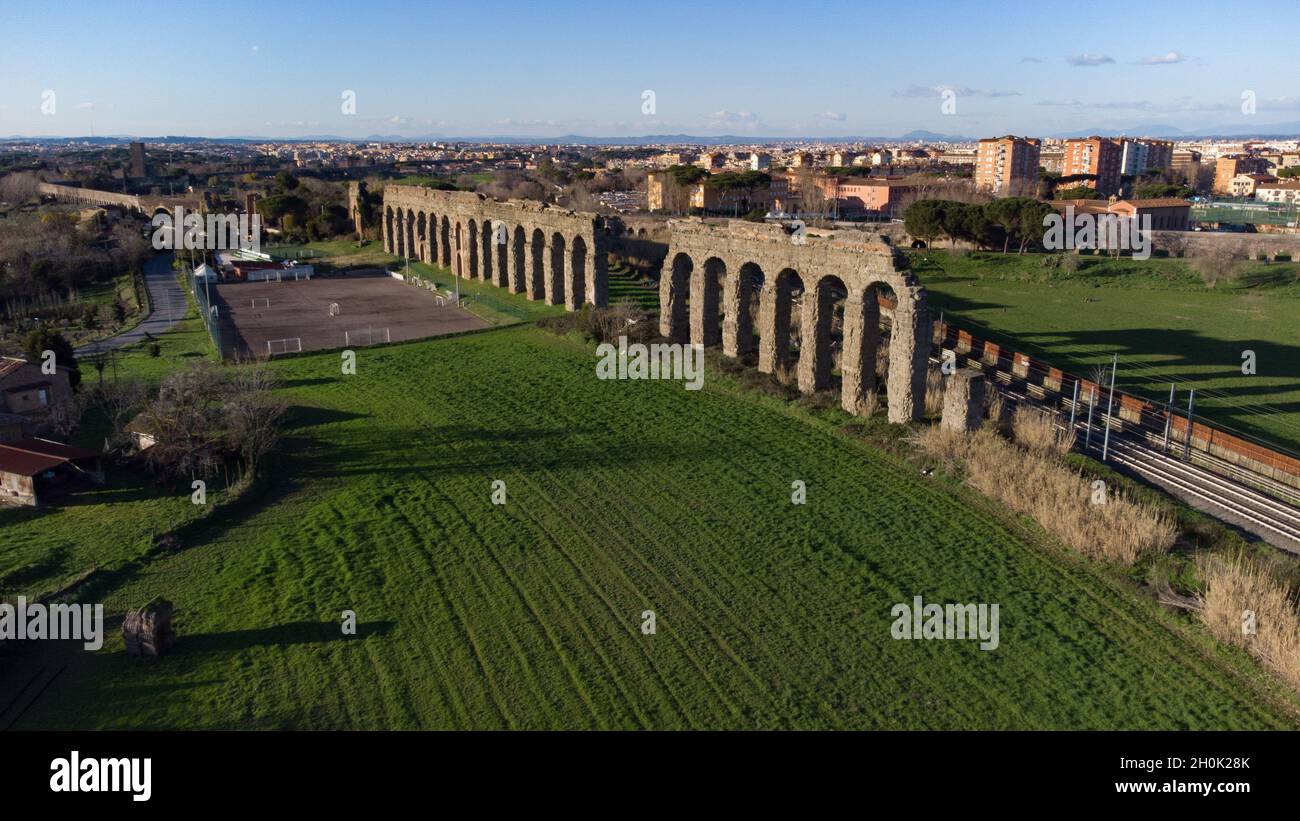 Parco degli acquedotti outside rome hi-res stock photography and images ...
