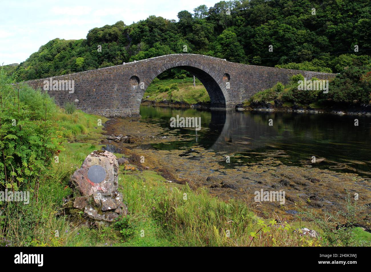 Elegant 18th century humpback clachan bridge hi-res stock photography ...