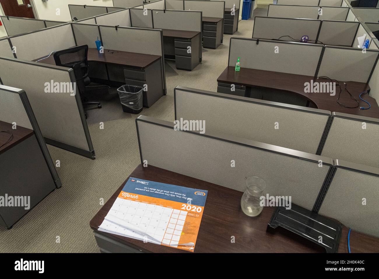 Empty office cubicles hi-res stock photography and images - Alamy