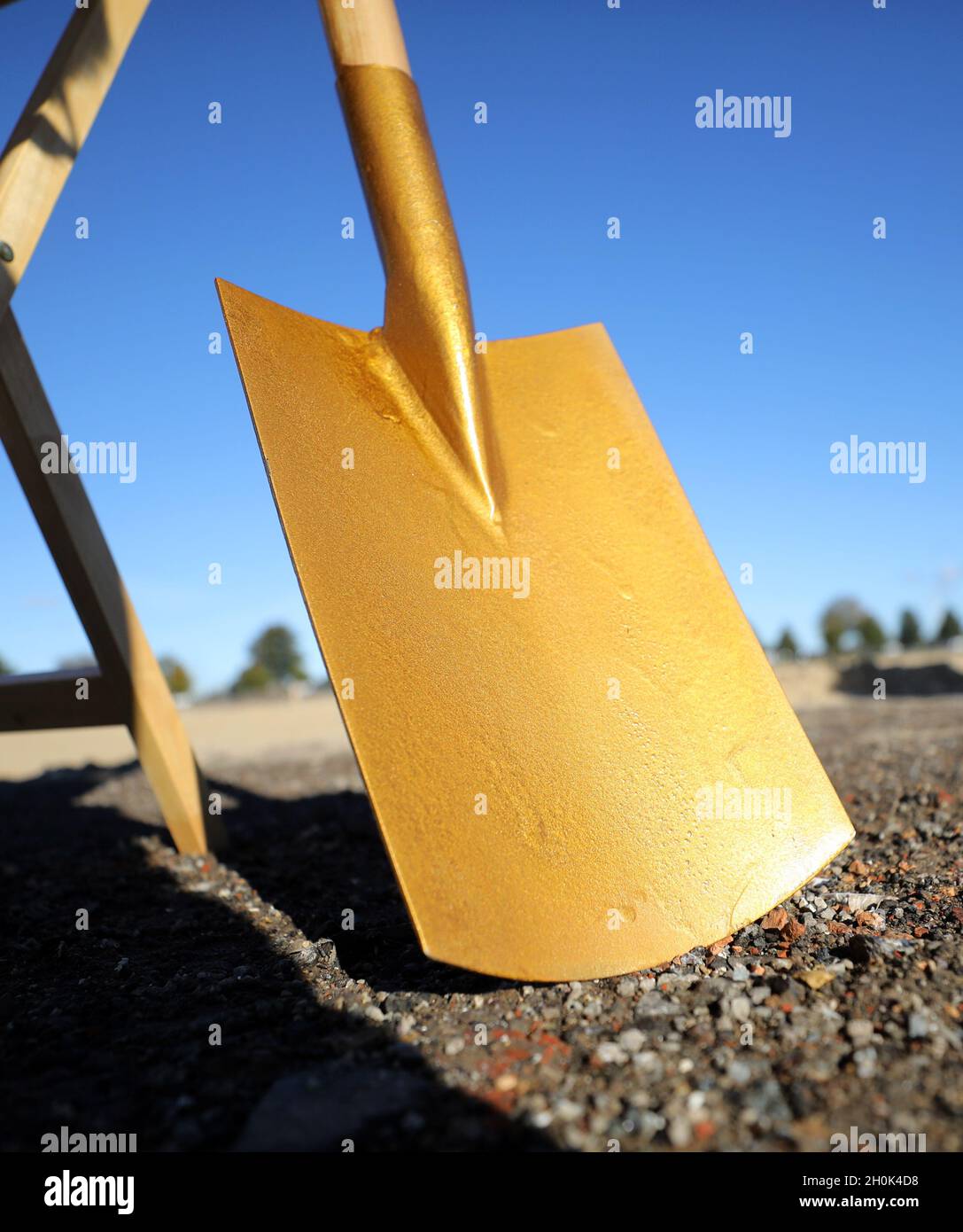 Roggentin, Germany. 13th Oct, 2021. A golden spade stands ready at the ...