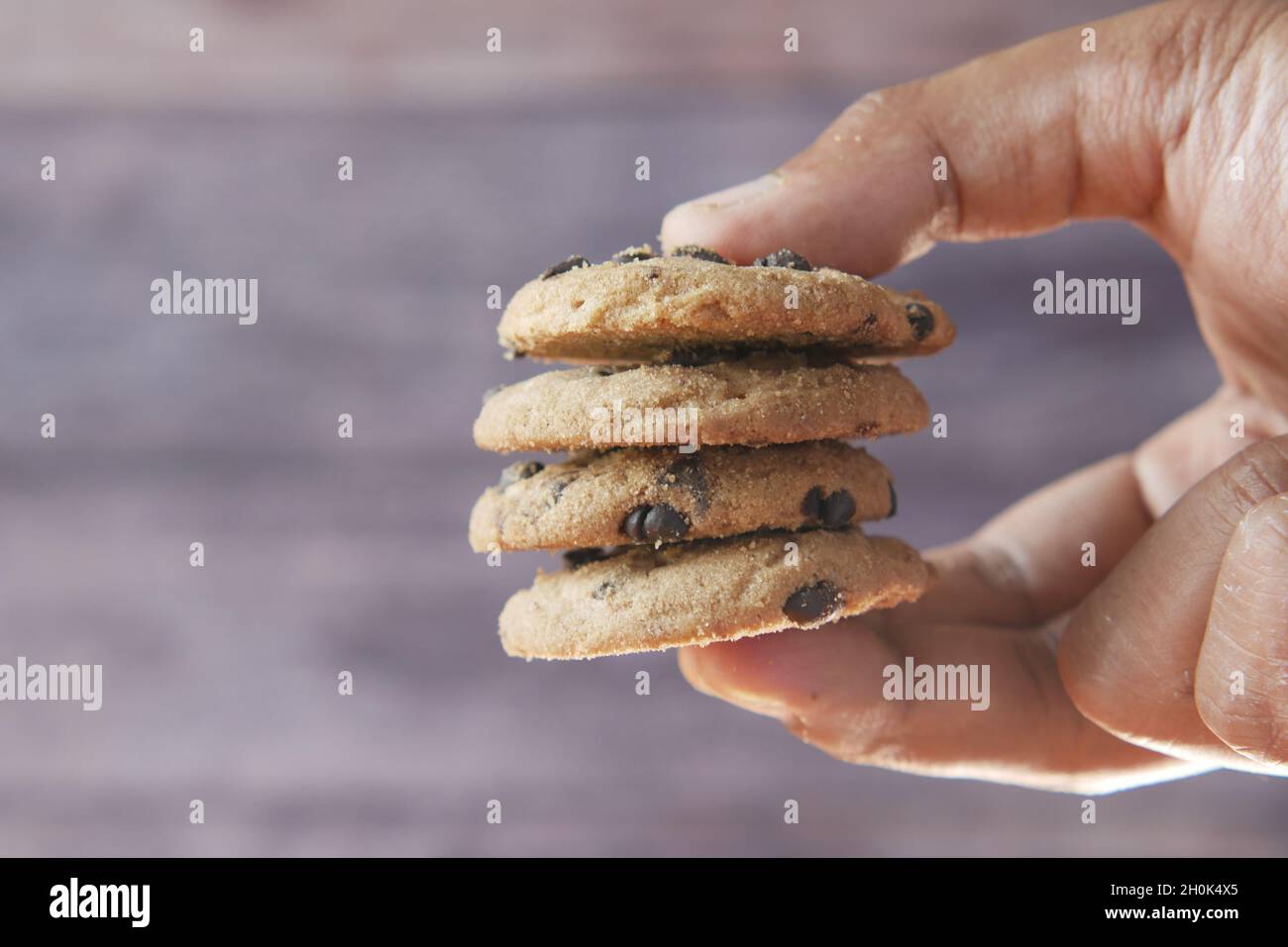 hand holding chocolate chip cookies close up Stock Photo - Alamy