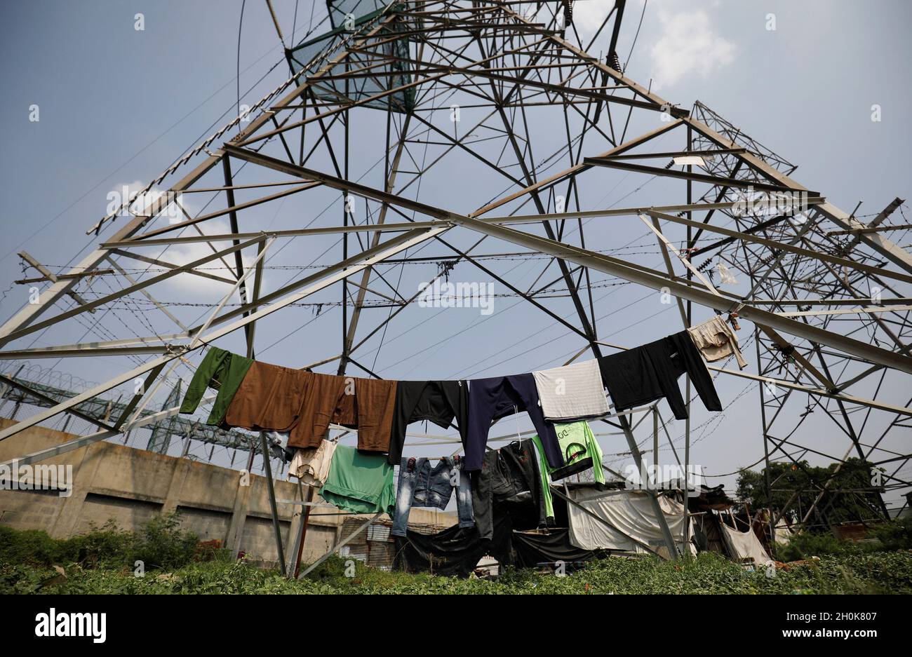 Clothes on wires hi-res stock photography and images - Alamy