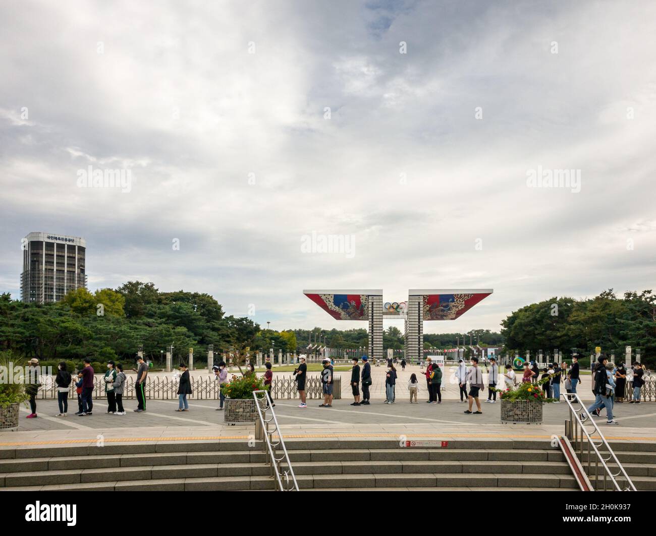 Seoul, South Korea - People waiting in line for the coronavirus PCR ...