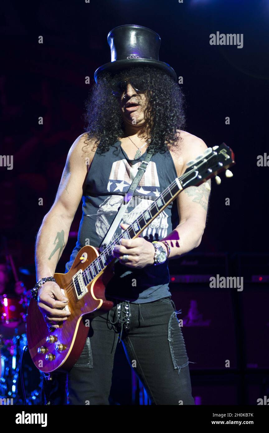 Slash performing on stage hi-res stock photography and images - Alamy