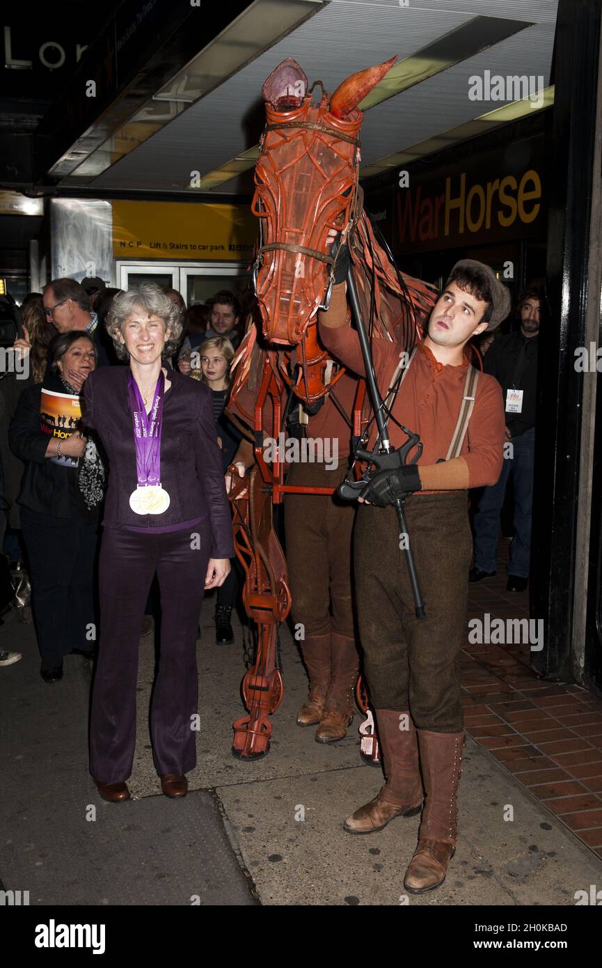 National theatre london war horse hi-res stock photography and images ...