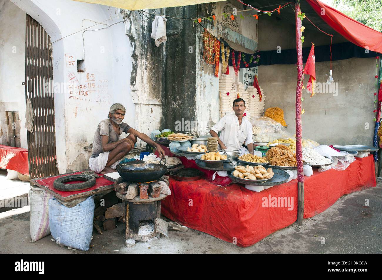Street food sellers in Pushkar, India Stock Photo - Alamy