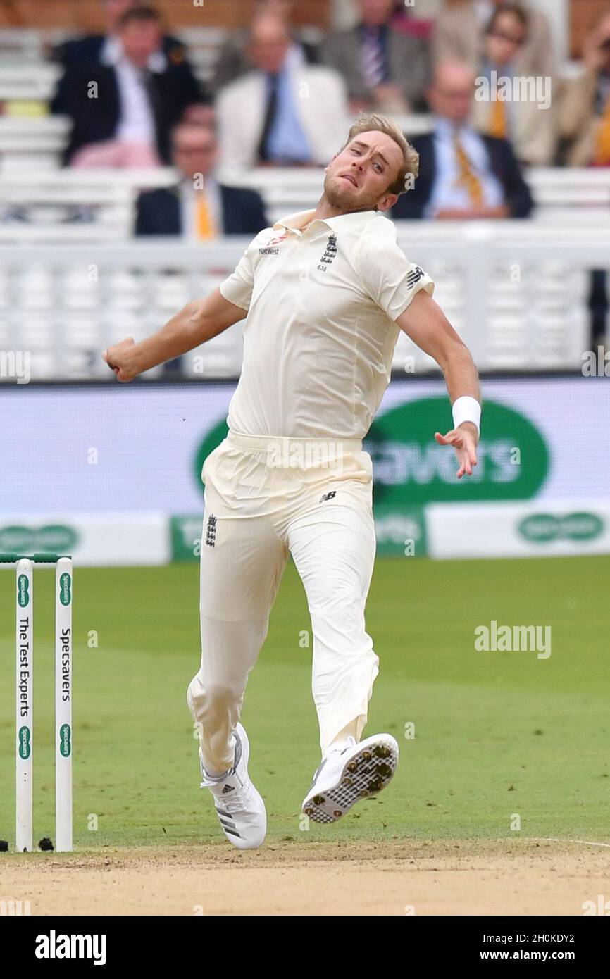 England’s Stuart Broad bowls Stock Photo - Alamy