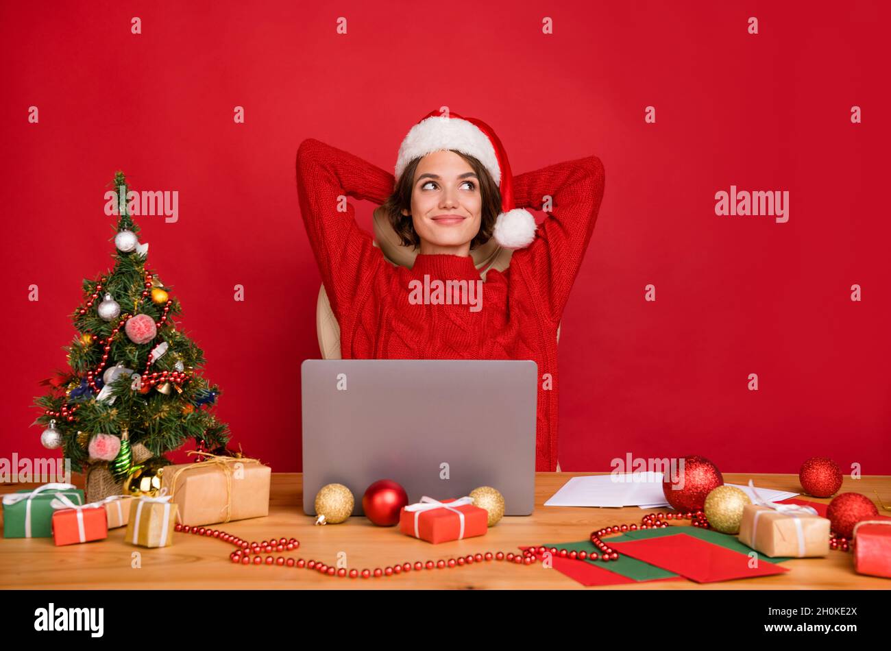 Photo portrait young woman sitting at table having break computer ...