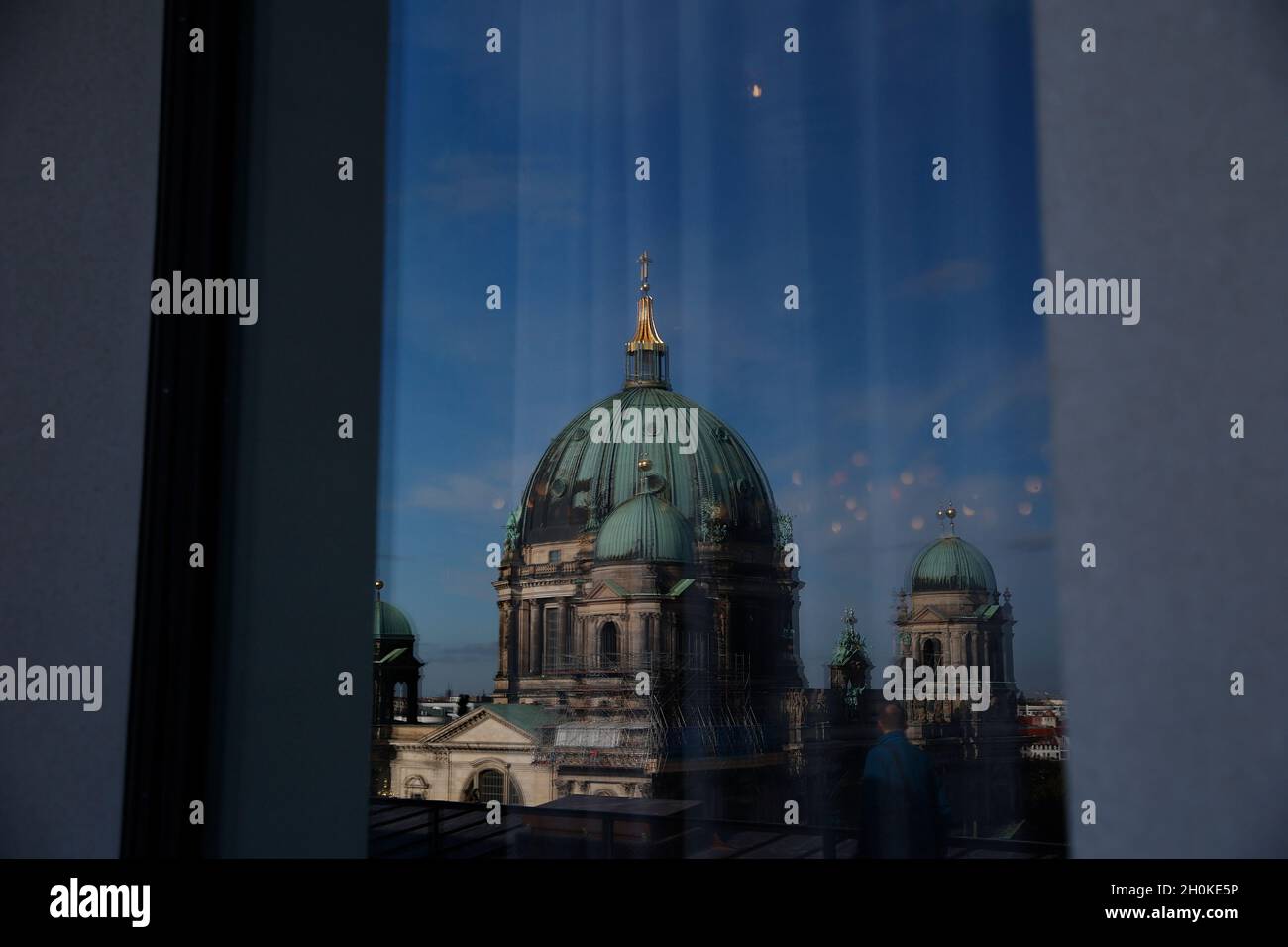 Berlin, Germany. 13th Oct, 2021. The Berlin Cathedral is reflected in a ...