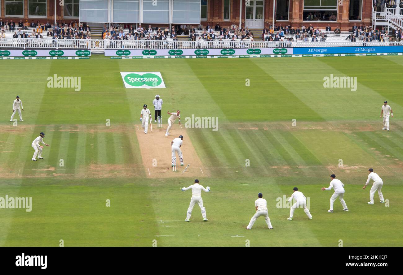 Stuart broad bowling hi-res stock photography and images - Alamy