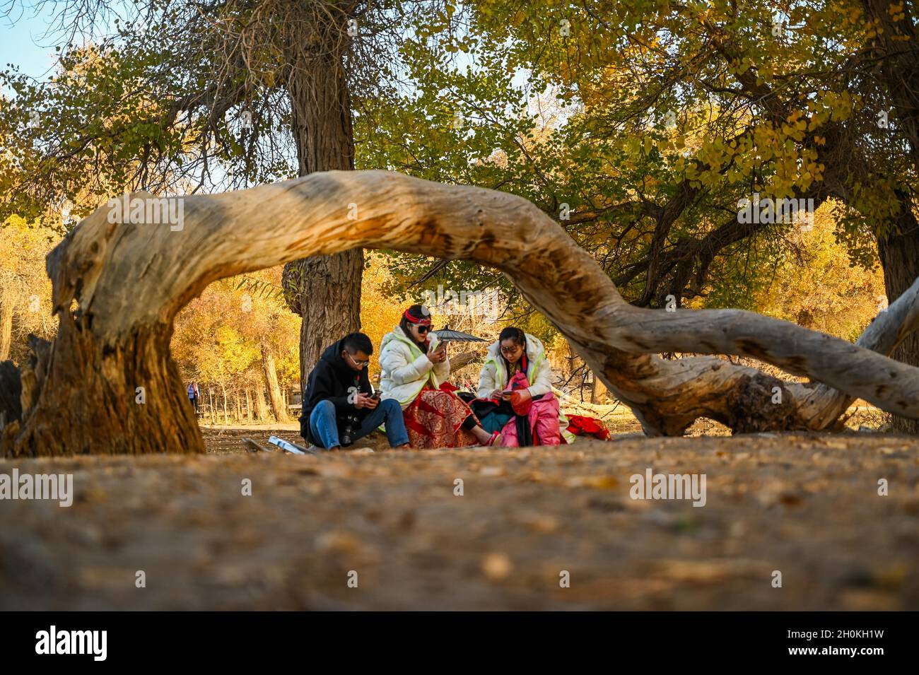 Araxan. 11th Oct, 2021. Tourists enjoy the autumn scenery of the desert ...