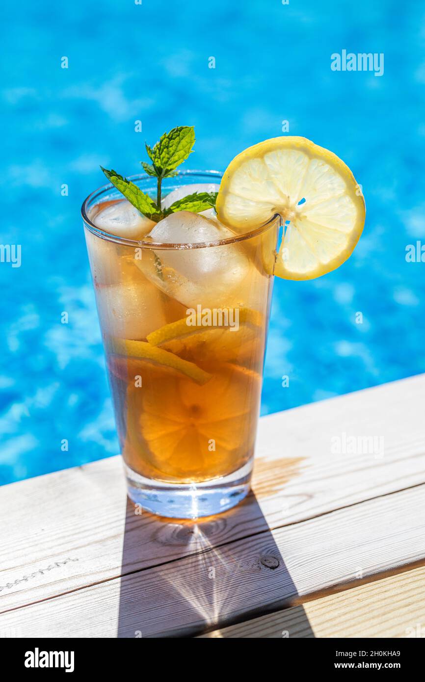 Poolside mocktail hi-res stock photography and images - Alamy