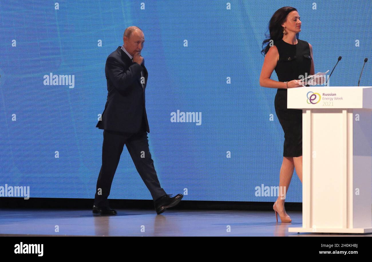 Anchor for cnbc hi-res stock photography and images - Alamy