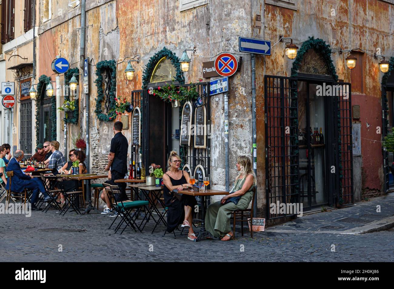 People enjoying drinks on a cafe terrace in Rome Stock Photo - Alamy