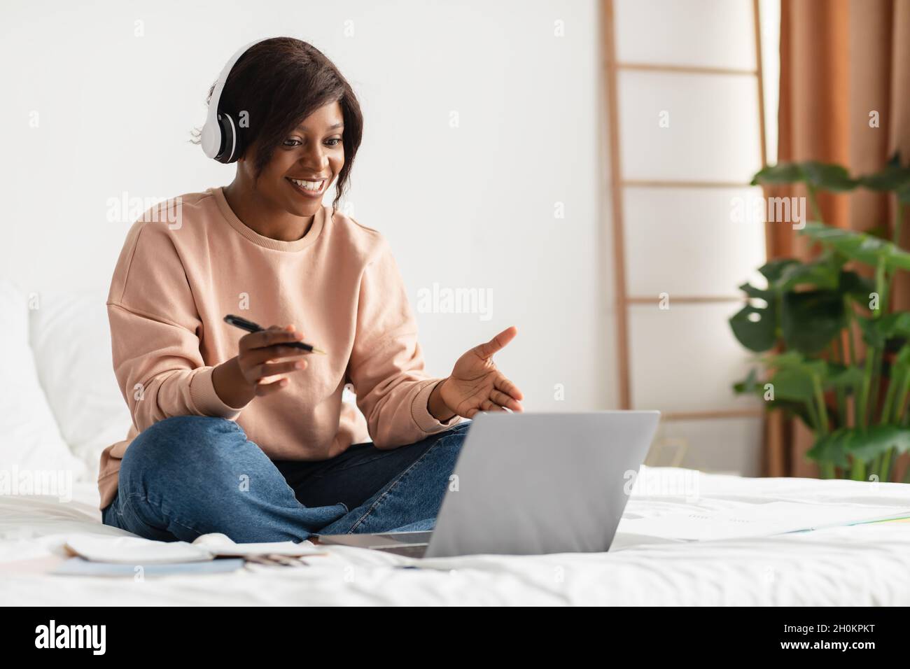 Laptop computer talk hi-res stock photography and images - Alamy