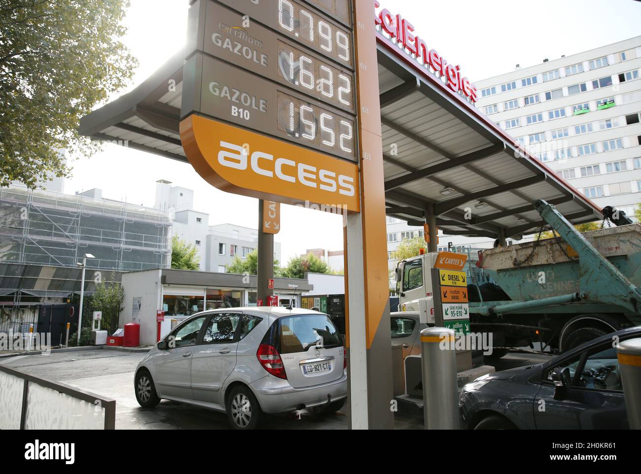 Diesel vehicles paris hi-res stock photography and images - Alamy