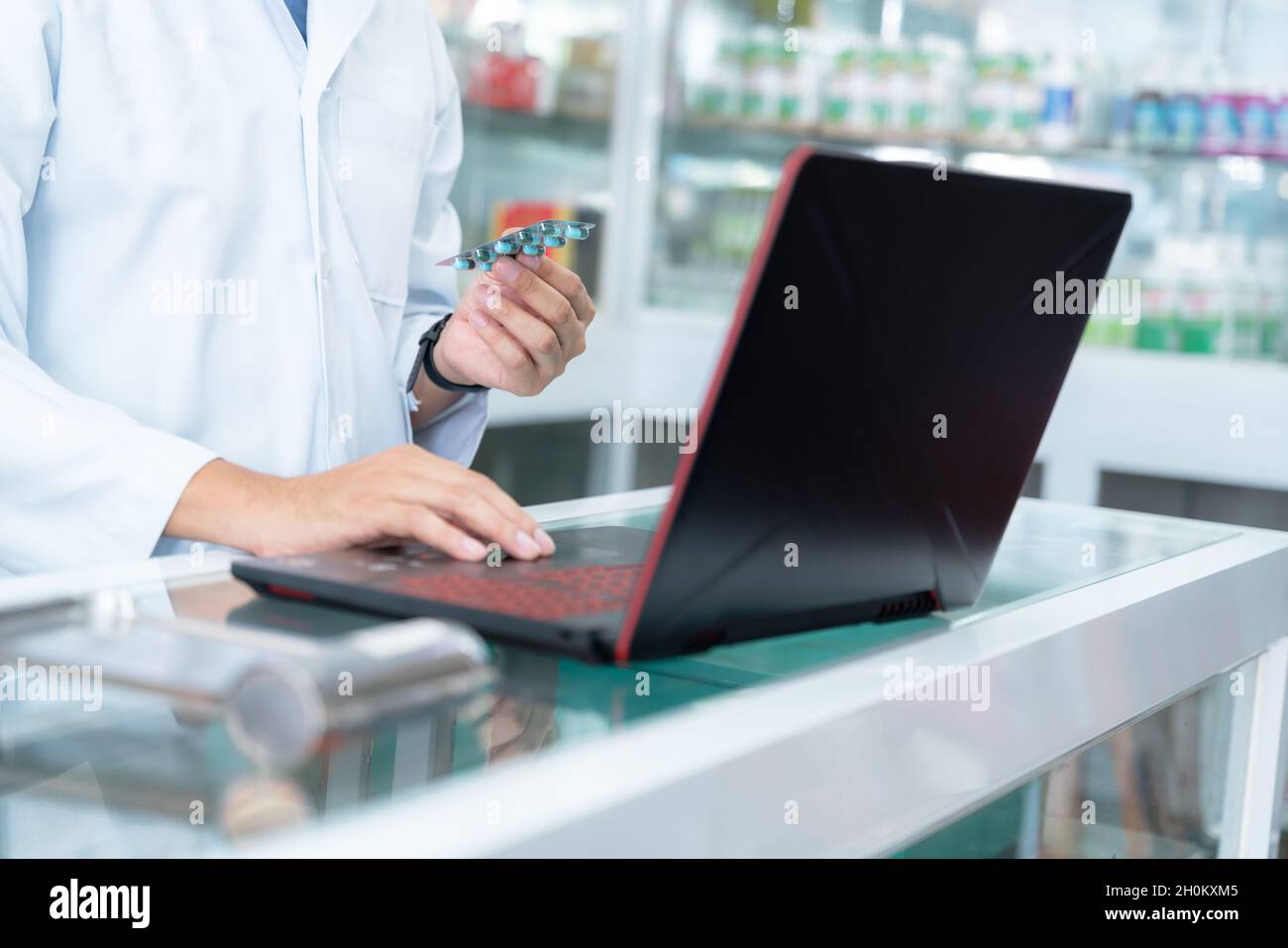 Smiling asian pharmacist pharmacy hi-res stock photography and images ...