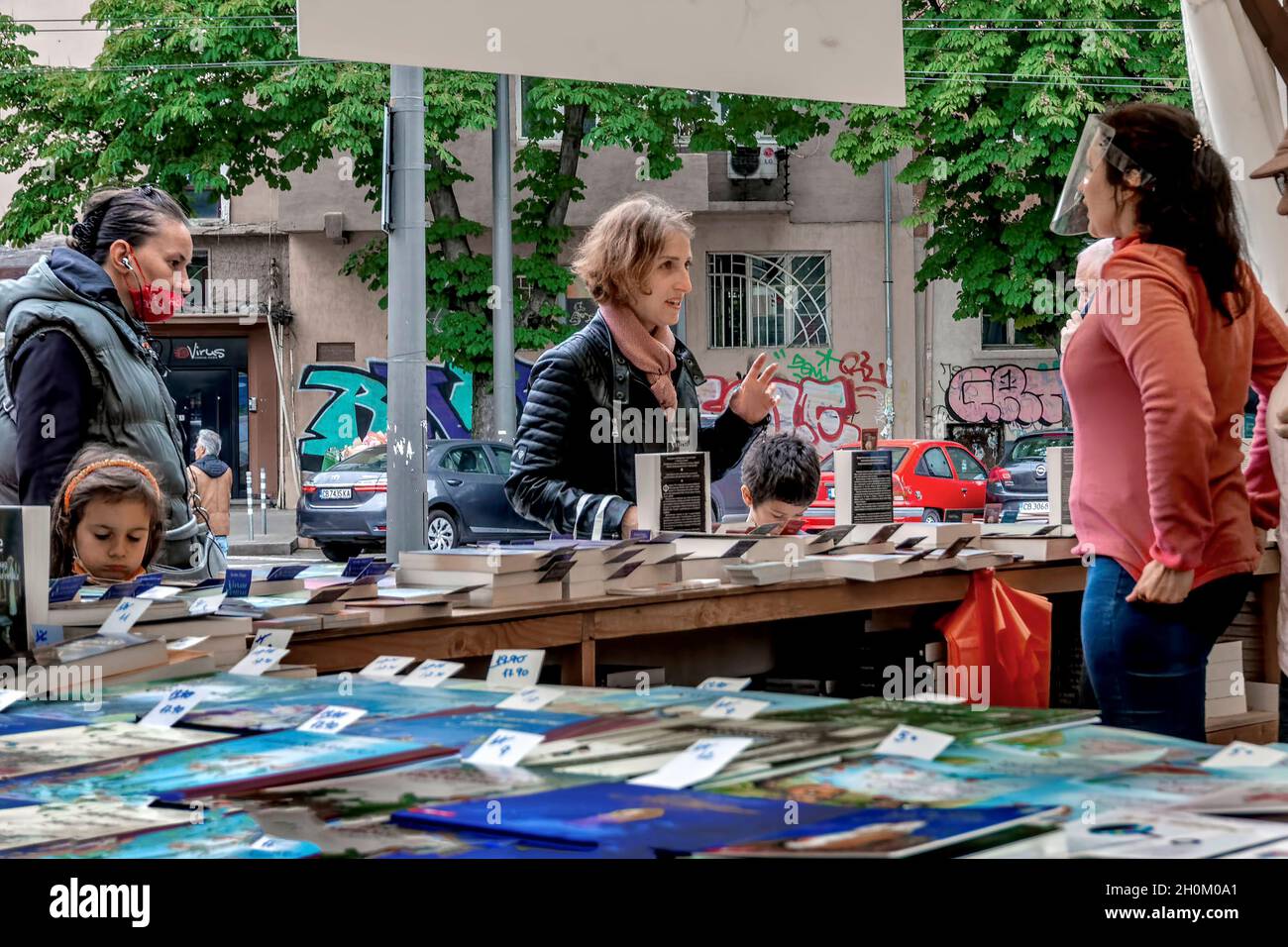 Book group outdoor hi-res stock photography and images - Alamy