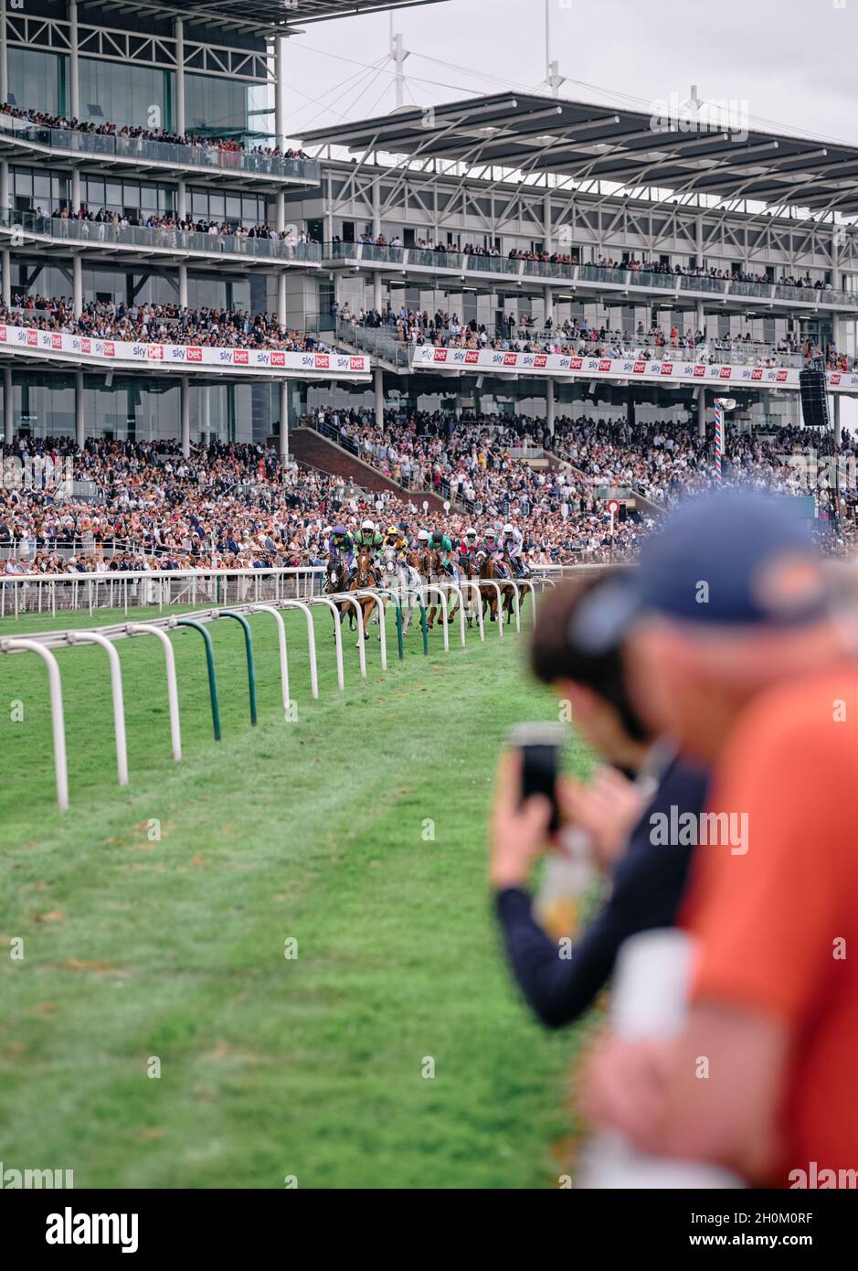 Cheering crowd horse racing hi-res stock photography and images - Alamy