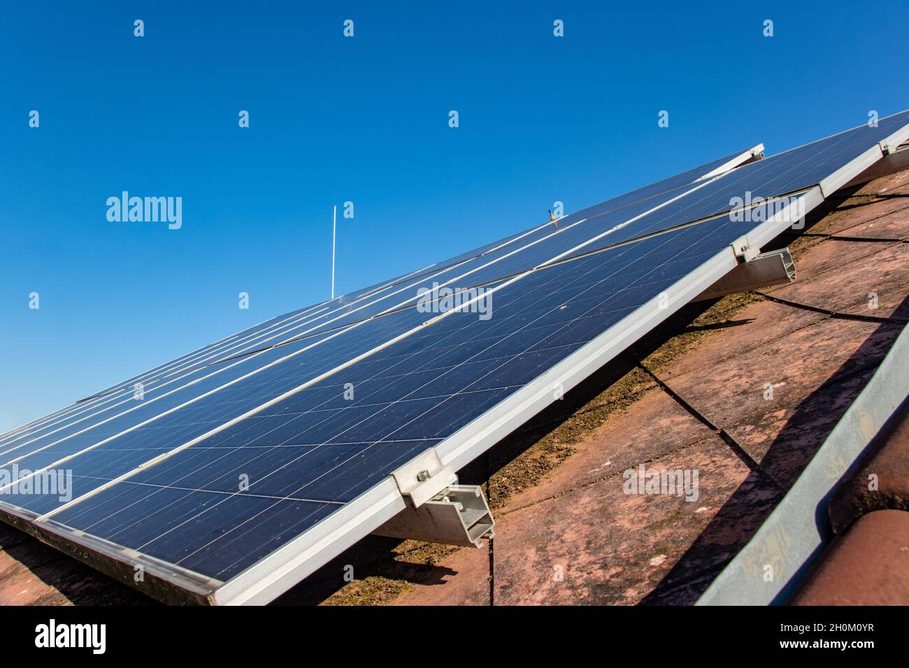 Solar cell house hi-res stock photography and images - Alamy