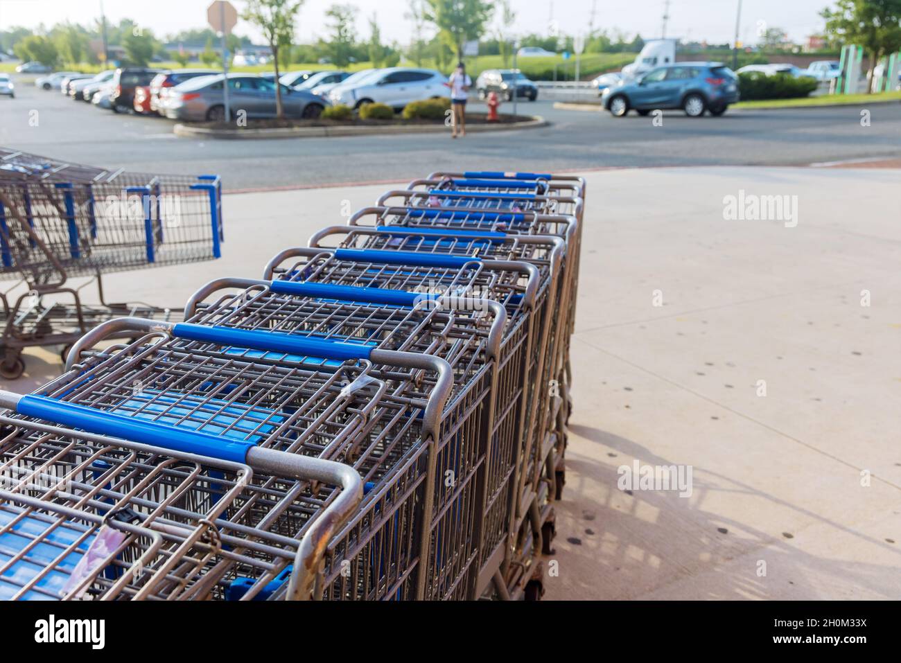 Supermarket carts outdoors hi-res stock photography and images - Alamy