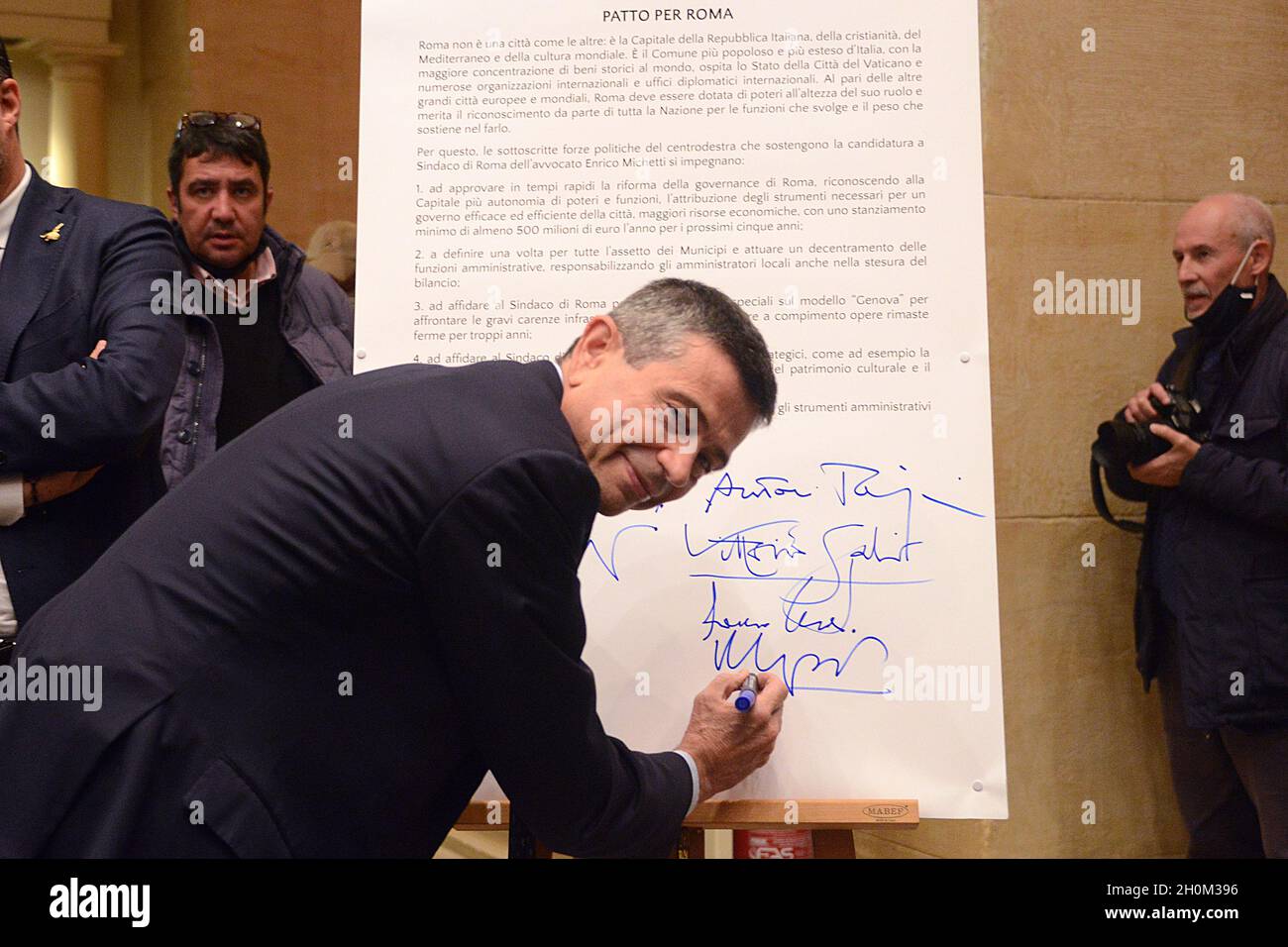 Maurizio Lupi signs the pact for Rome Stock Photo - Alamy