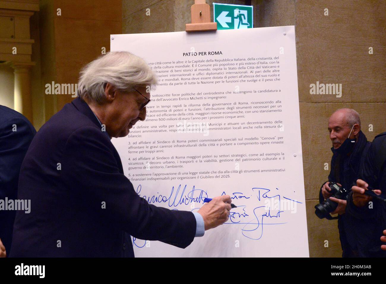 Vittorio Sgarbi signs the pact for Rome Stock Photo - Alamy