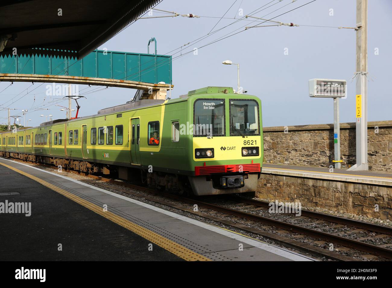 IRLAND. DUBLIN. DART TRAIN AND TRAM Stock Photo - Alamy