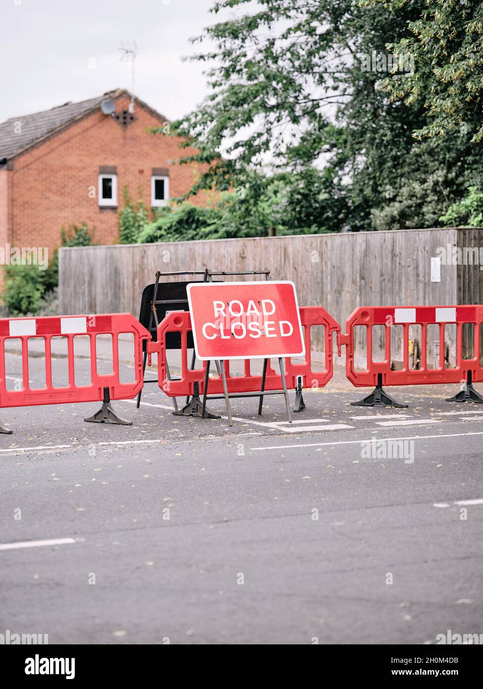 Red road closed sign hi-res stock photography and images - Alamy