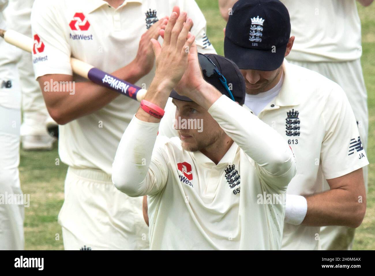 England captain Joe Root applauds the crowd Stock Photo - Alamy