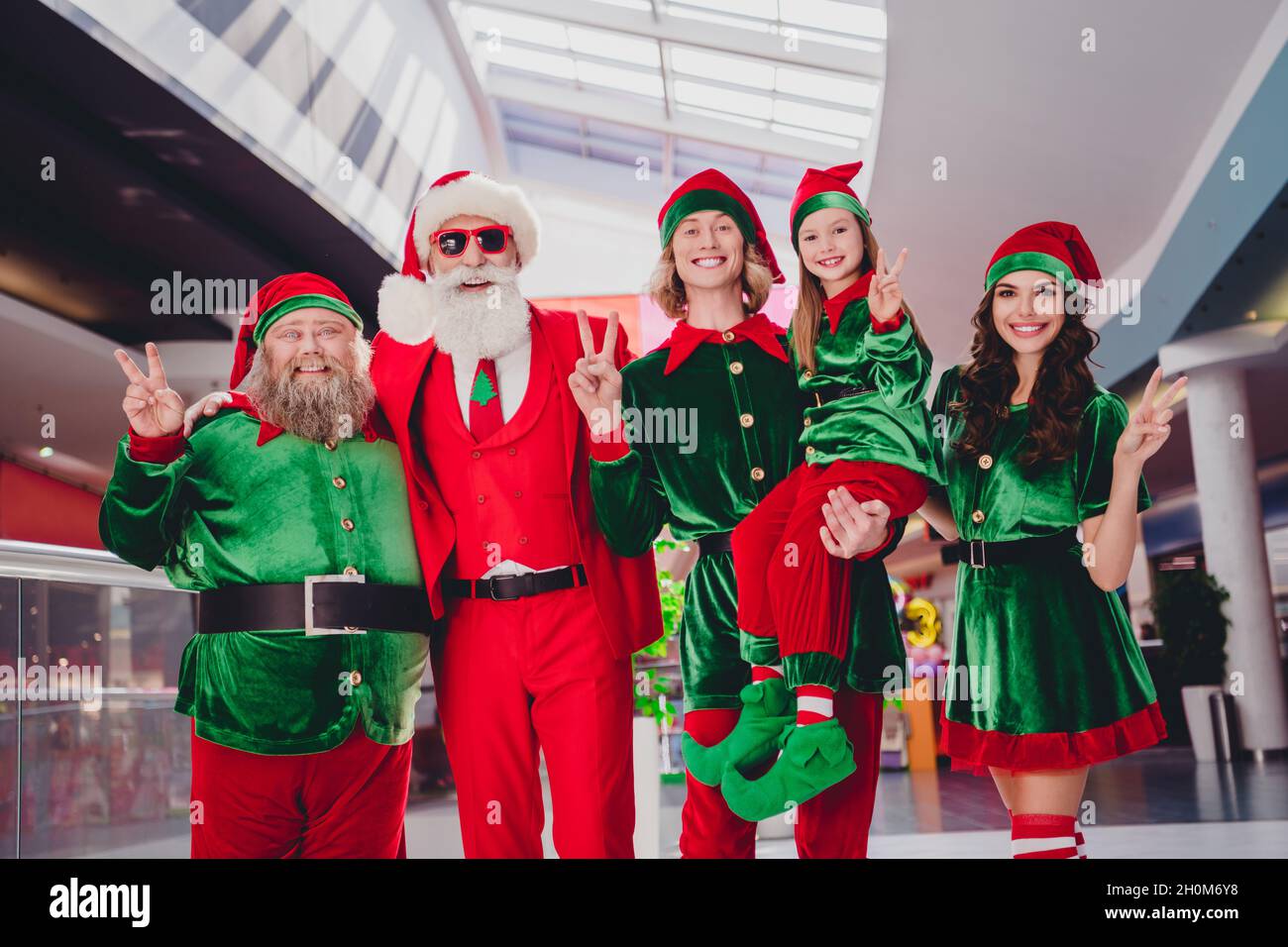 Photo of five entertainers show v-sign x-mas gift purchase tradition ...